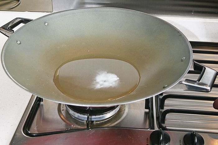 Cara Merawat Wajan Besi Agar Tidak Berkarat Hanya dengan 2 Bahan Dapur ...