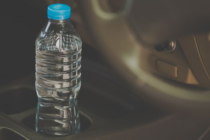 Jangan Tinggalkan Air Botol Mineral di Dalam Mobil, Akibatnya Bisa Fatal!