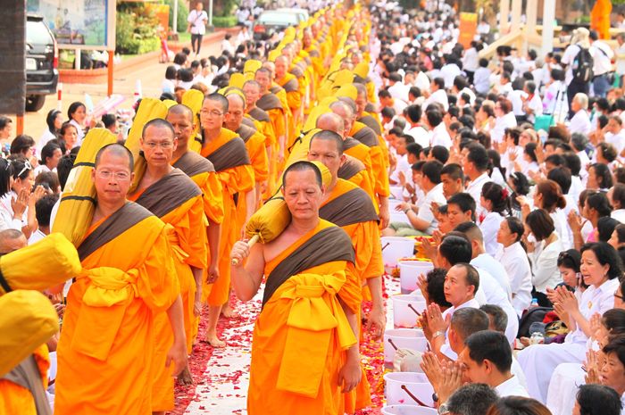 Waisak 2019: 6 Ritual Waisak yang Kerap Dilakukan Umat Buddha dan Jadi ...