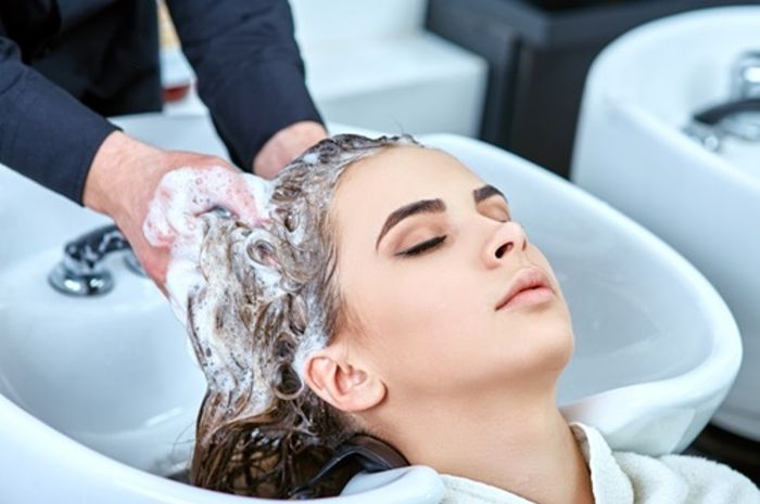 Beda Creambath dengan Hair Mask, Perawatan Rambut Favorit di Salon - Stylo