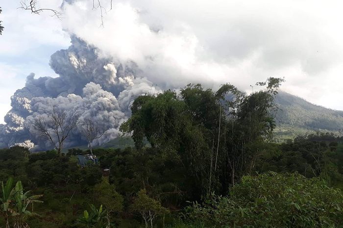 Foto-foto Letusan Sinabung, Kolom Abu Hingga 7 Kilometer dan Tak Ada ...