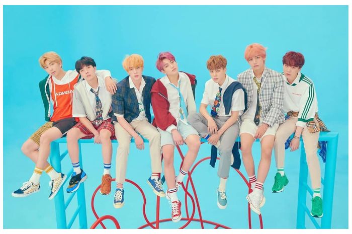 Biasa Tampil Stylish, Tiga Member BTS Mendadak Pakai Hiasan Kepala ... Biasa Tampil Stylish, Tiga Member BTS Mendadak Pakai Hiasan Kepala ...