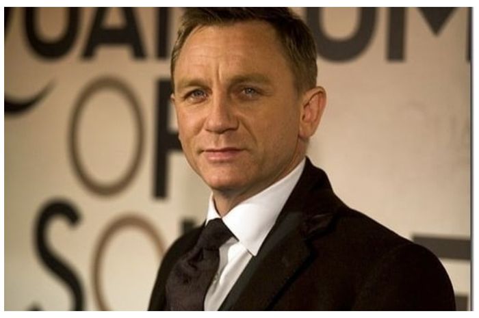 Penampilan Perdana Daniel Craig Pasca Cedera, Pakai Tongkat dan Sepatu ...