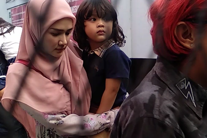 Kunjungi sang Ayah, Safeea dan Muhammad Ali Berebut Minta Digendong ...