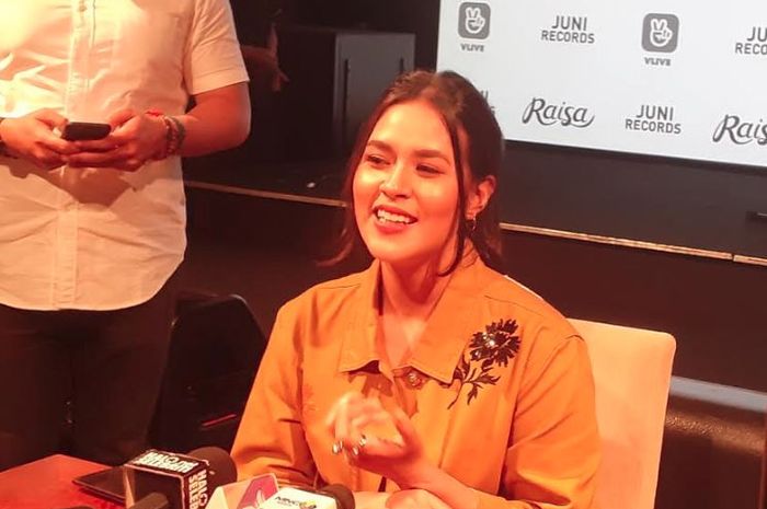 Raisa Ungkap Alasannya Selalu Sembunyikan Wajah Putrinya, Zalina Raine ... Raisa Ungkap Alasannya Selalu Sembunyikan Wajah Putrinya, Zalina Raine ...
