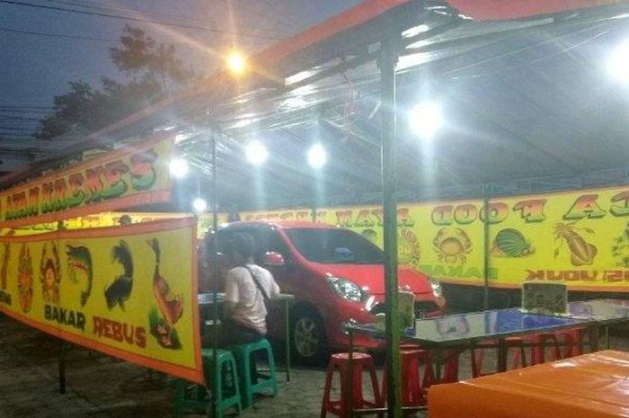 Viral Mobil Parkir dalam Warung Pecel Lele, Pemilik Lapak: Yang Punya ...