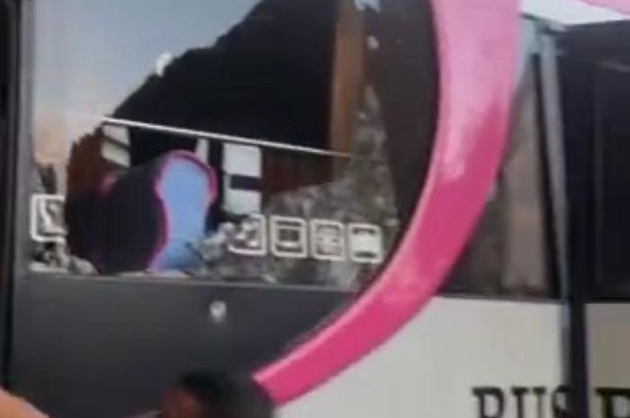 Kaca Bus Persija Pecah di Makassar, Satu Orang Jadi Korban - Bolasport.com