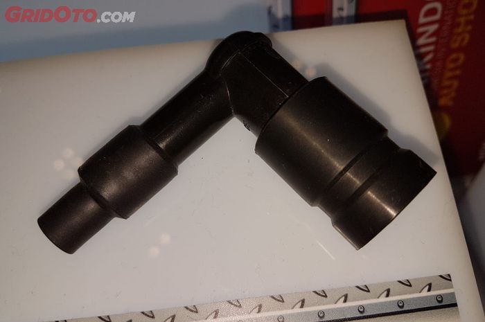 Nggak Boleh Asal, Begini Cara Buka Tutup Kepala Busi Motor yang Benar - Hai