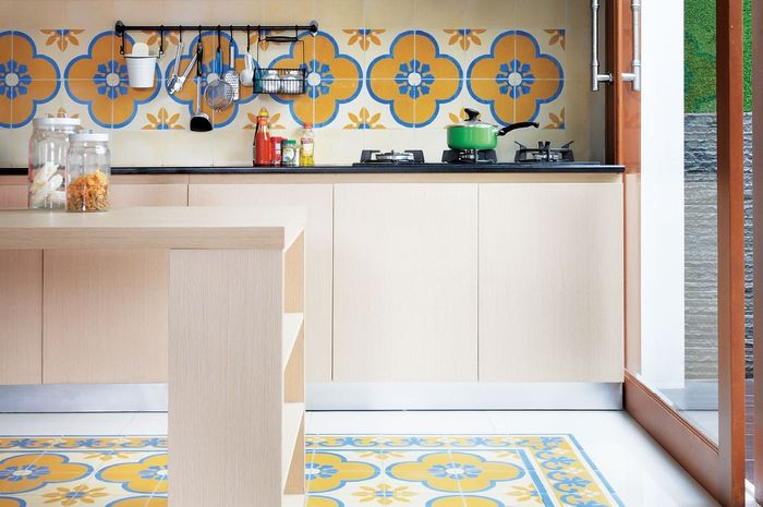 Selalu Bikin Gagal Fokus, Begini Inspirasi Tegel Kunci di Backsplash ...