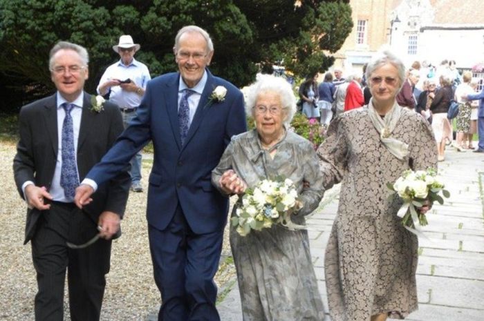 Dinobatkan Sebagai Pengantin Tertua Simak Kisah Cinta Romantis Kakek