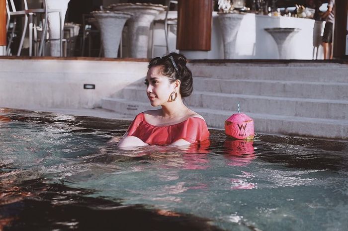 Tampil Seksi saat Berenang, Intip Harga Swimsuit Nagita Slavina yang Jadi Sorotan - Stylo
