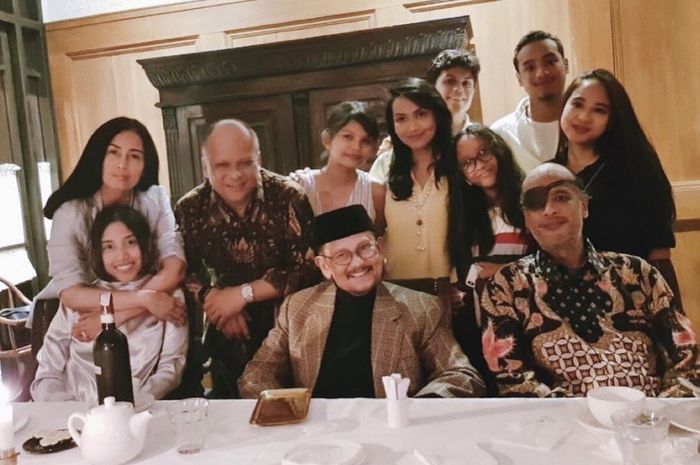 Ganteng Maksimal! Penampilan Cucu BJ Habibie Ketika ke Makam Jadi Perhatian