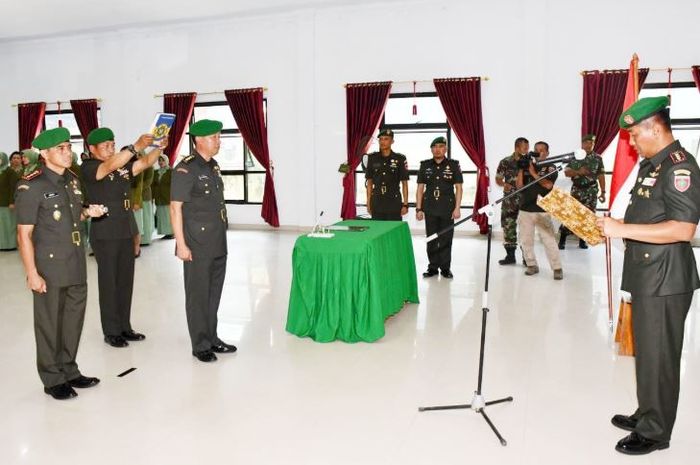 Copot Jabatan Gegara Nyinyiran Istri di Medsos, Sikap Legawa Kolonel ... Copot Jabatan Gegara Nyinyiran Istri di Medsos, Sikap Legawa Kolonel ...