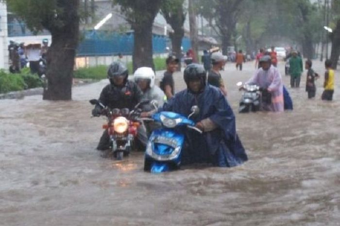 Motor Mogok Saat Lewati Genangan Banjir? Ini Pertolongan Pertama yang Harus Dilakukan - Hai