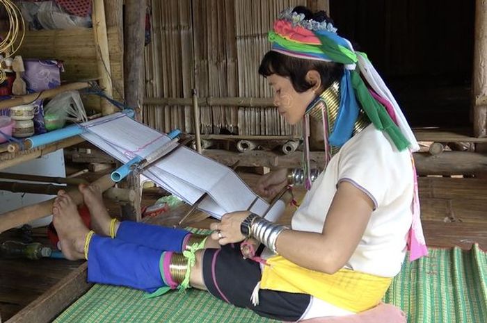 Punya Kebiasaan Unik Ini, Kaum Perempuan Suku Kayan Jadi Sorotan ...