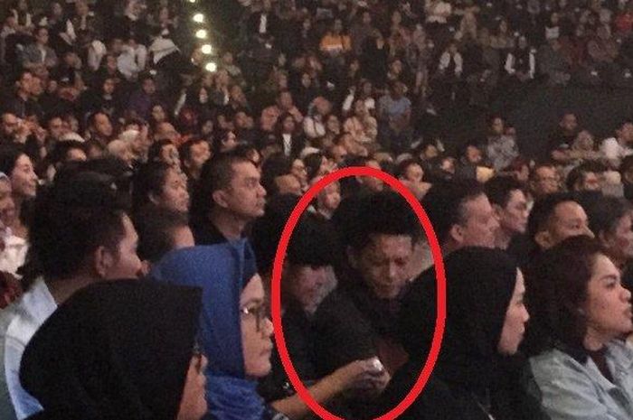 Nonton Bareng Konser Marcel, Ariel NOAH Ketangkap Kamera Gandeng Mesra ... Nonton Bareng Konser Marcel, Ariel NOAH Ketangkap Kamera Gandeng Mesra ...