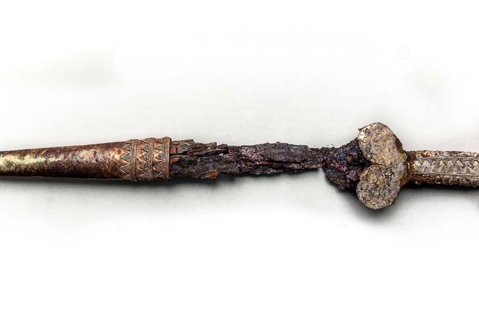 Pedang Emas Ditemukan di Kuburan Prajurit Raja, Fungsinya Sakralnya ...