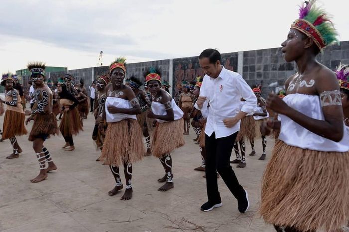 Bak Remaja Indie yang Tengah Kasmaran, Presiden Jokowi dan Iriana Pamer ... Bak Remaja Indie yang Tengah Kasmaran, Presiden Jokowi dan Iriana Pamer ...