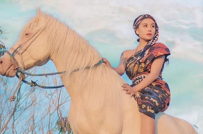 Awkarin Go-Internasional, Nyomot Karya Seniman Luar Negeri, Ngaku Ambil ...