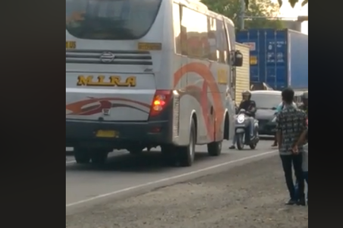 Aksi Heroik Pengendara Motor di Sragen, Hadang Bus yang Ngeblong dengan ... Aksi Heroik Pengendara Motor di Sragen, Hadang Bus yang Ngeblong dengan ...