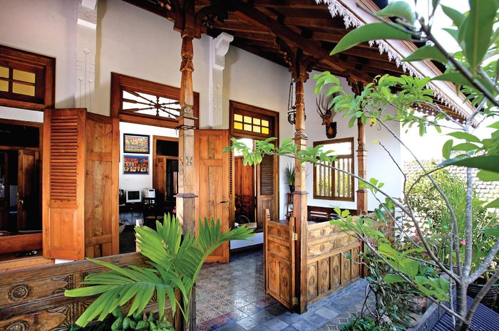 Mau Cegah Tampias Air Hujan? Coba Buat Teras Model Decking atau Beton ...