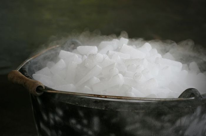 Kasus 3 Orang Tewas Setelah Masukkan 25 kg ‘Dry Ice’ ke Dalam Kolam ...