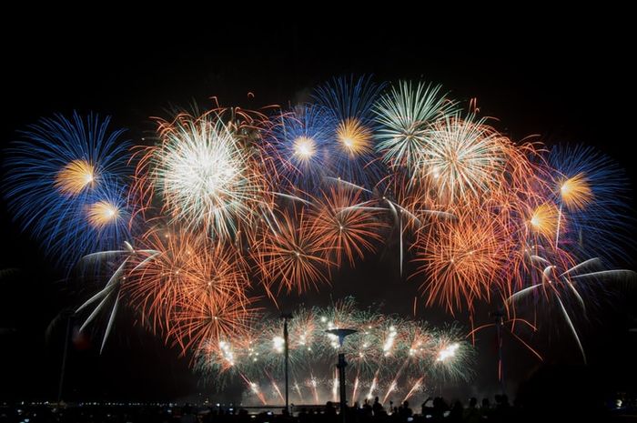 Membuat Tahun Baru Semakin Meriah, Bagaimana Cara Kerja Kembang Api? - Bobo