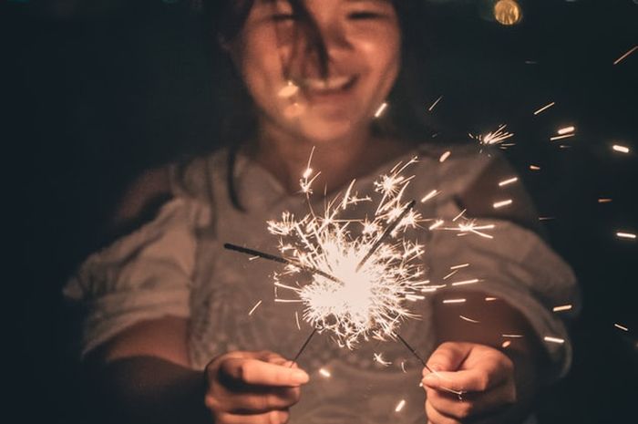 Ingin Main Kembang Api? Perhatikan Hal Ini Agar Tetap Aman, ya! - Bobo