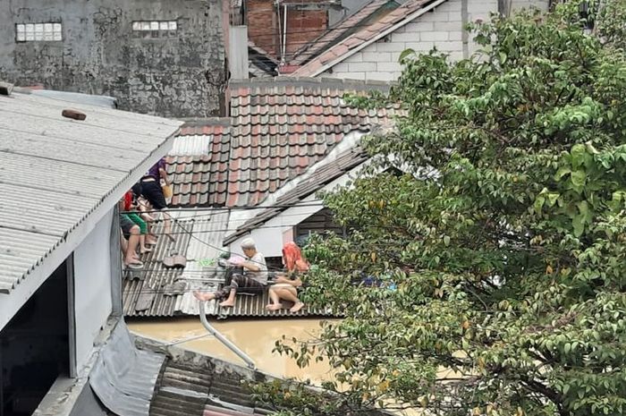 Terjebak Banjir Setinggi 2 Meter, Warga Villa Nusa Indah Tak Makan dan Minum Selama 18 Jam ...