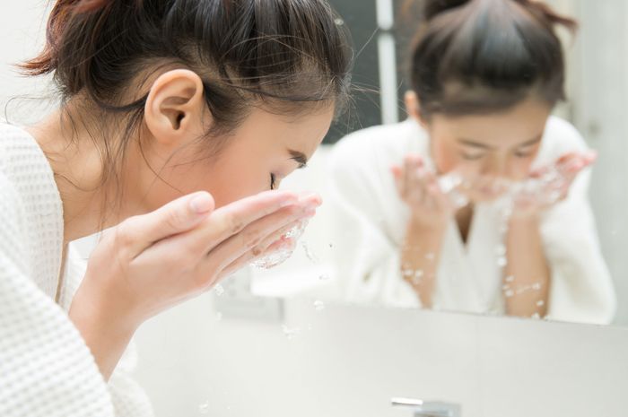 Tips Double Cleansing Untuk Kulit Berjerawat Pilih Produk Dan Cara