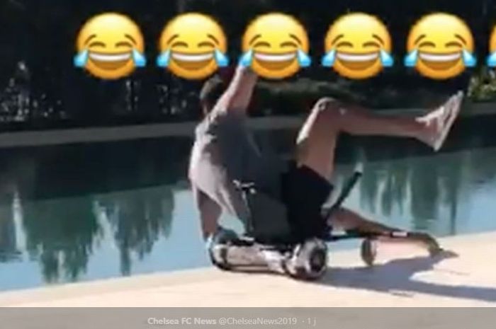 Lagi Cedera, Diego Costa Malah Asyik Main Go-kart Sampai Nyebur ke Air ...