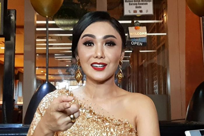 Sepatu Bootsnya Viral Yuni Shara Sepatu Saya Sama Kayak Pasukan Orange Nova
