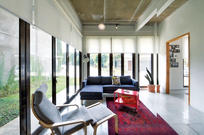 Ide Ruang Keluarga Lapang, Ganti Dinding Masif dengan Pintu Kaca ...