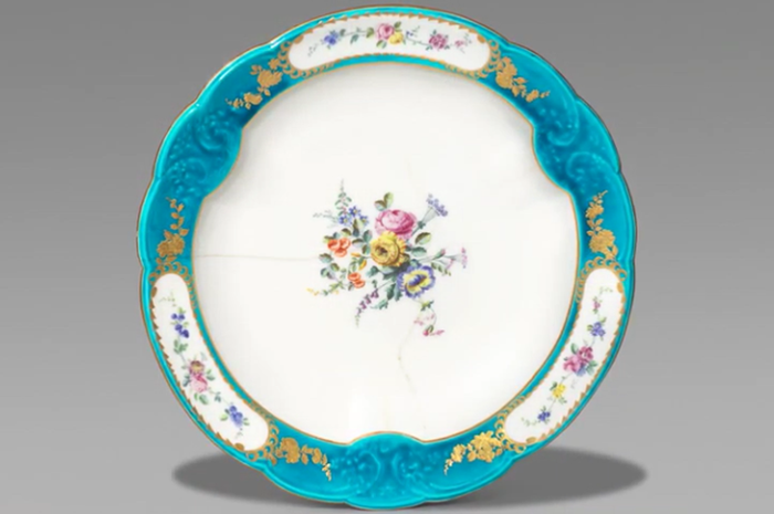 Terlihat Biasa dan Dibeli di Toko Barang Bekas, Piring Ini Terjual ...