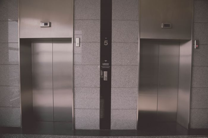 Di Lift Ada Tombol untuk Menutup Pintu, Benarkah Tombol Ini Bisa ...