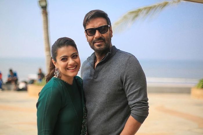 Rayakan Ultah Pernikahan Ke 21 Kajol Minta Selfie Bareng Suami Tapi