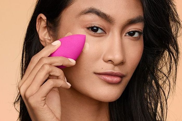 Bukan Cuma Buat Makeup, Ini 3 Manfaat Tersembunyi Beauty Blender ...