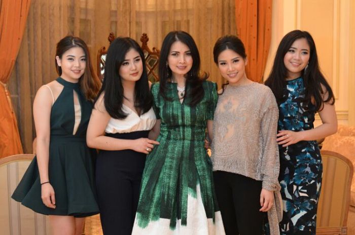 Jarang Terekspos Meski Saudarinya Jadi Istri Salah Satu Orang Terkaya ... Jarang Terekspos Meski Saudarinya Jadi Istri Salah Satu Orang Terkaya ...