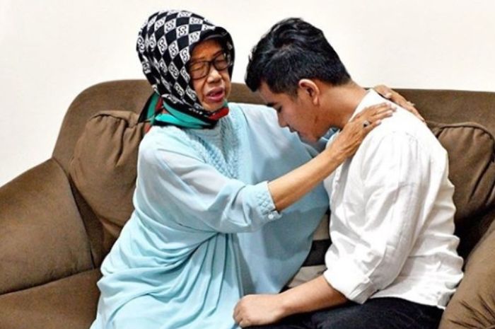 Ibunda Jokowi Meninggal Dunia Gibran Rakabuming Bikin Curhatan Sendu