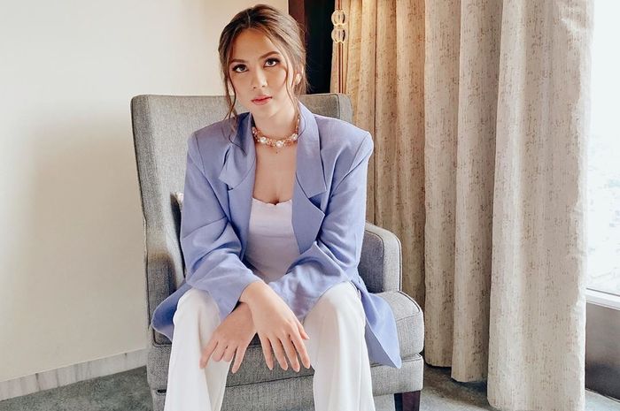 Belahan Dada Terbuka Saat Pemotretan, Penampilan Jessica Mila dalam ...