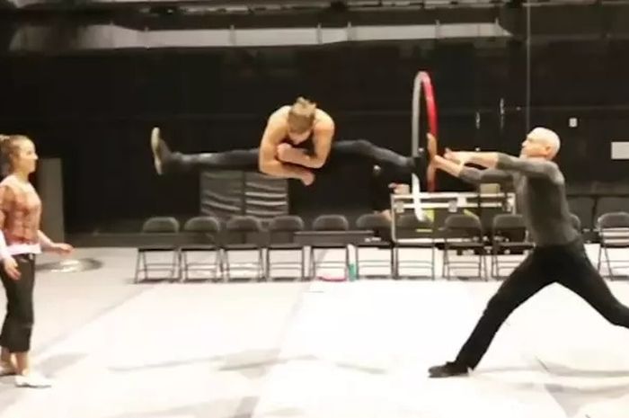 Klaim Jadi yang Pertama, Pesenam Ini Lakukan Split di Udara Sambil ...