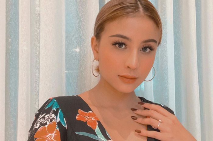 Awkarin Pamer Keakraban dengan Calon Mertua, Netizen: Dikira Teman Hangout