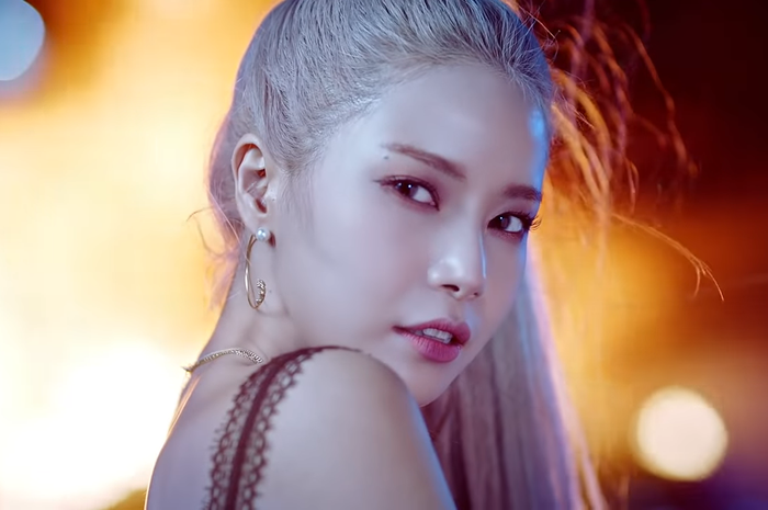 Debut Solo, Solar 'MAMAMOO' Tunjukkan Gaya Unik Lewat 'Spit It Out ...