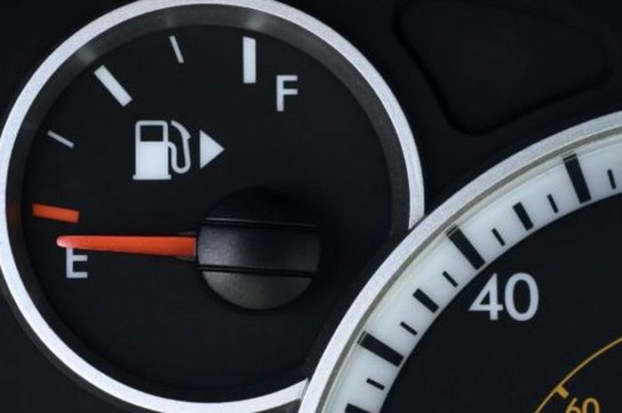 Jangan Tertipu, Huruf E pada Indikator Bensin Ternyata Bukan 'Empty ... Jangan Tertipu, Huruf E pada Indikator Bensin Ternyata Bukan 'Empty ...