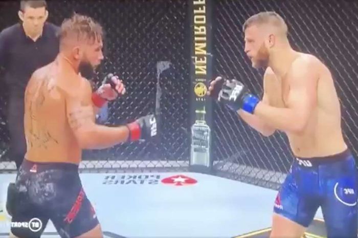 Petarung UFC Benamkan Lawannya Seketika dengan Teknik Pukulan Brutal ...