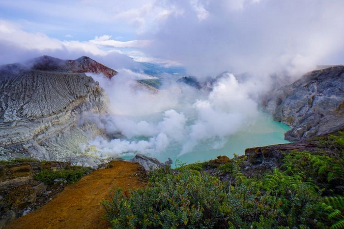 Air Kawah Danau Gunung Ijen Meluap Sampai Keluakan Gas Beracun ...