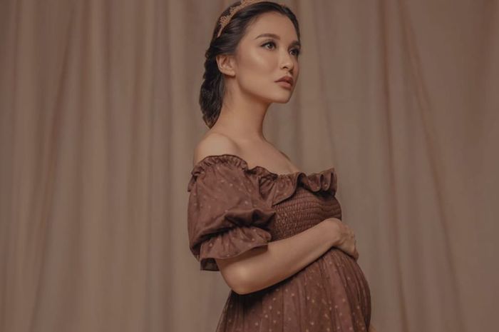 Hamil Makin Besar Tapi Masih Pakai High Heels Lancip, Penampilan ...