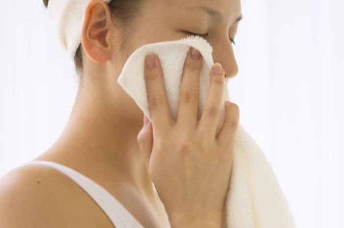 3 Alasan Simpel Kenapa Kita Enggak Boleh Pakai Handuk Mandi Buat ...