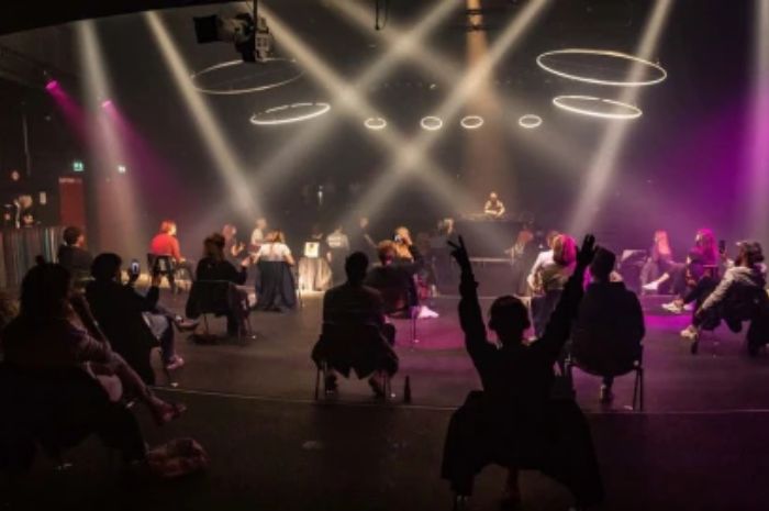 Kembali Buka, Kelab Malam di Belanda Ini Haruskan Pengunjung Duduk di ...