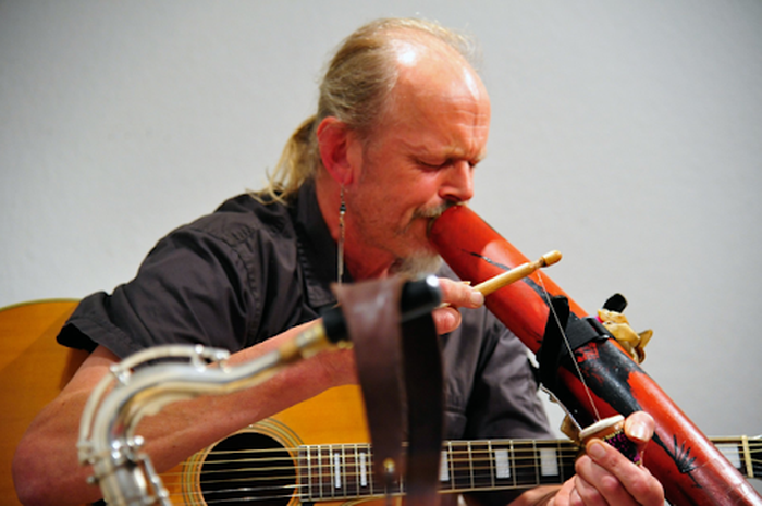 Musisi Ini Sukses Ciptakan Efek Simfoni Keren dari Benda Tak Terduga - Hai